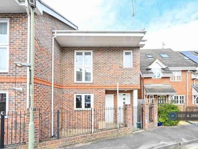 Vale Farm Road, Woking, GU21 3 bed semi detached house to rent £2,250 pcm £519 pw