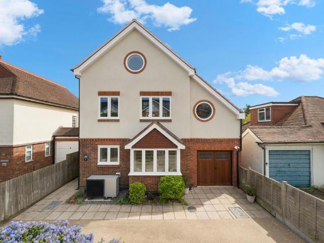 Vale Road, Claygate, KT10 5 bed detached house to rent £4,500 pcm £1,038 pw