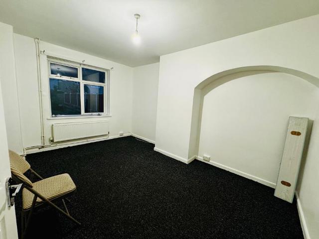 Valence Avenue, Dagenham RM8 3 bed terraced house to rent £2,250 pcm £519 pw