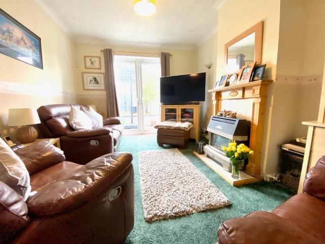Valence Avenue, Dagenham RM8, 2 bed flat to rent, £2,100 pcm | PrimeLocation