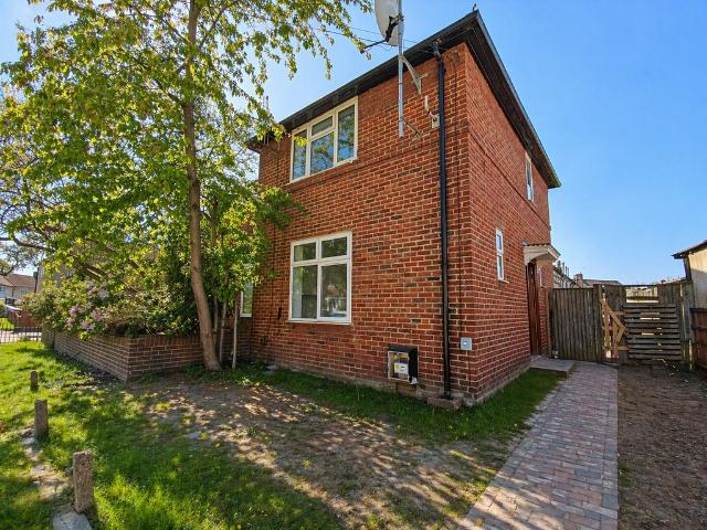 Valence Circus, Dagenham RM8 3 bed terraced house to rent £2,400 pcm £554 pw