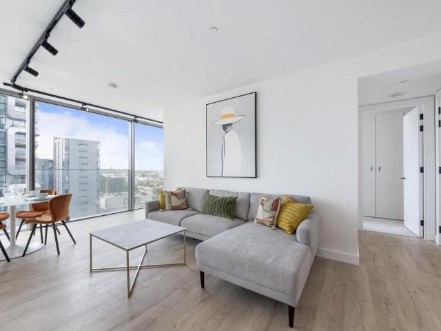 Valencia Tower, 250 City Road, EC1V 2 bed apartment to rent £3,683 pcm £850 pw