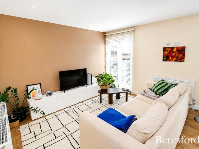 Valentino Place, Ongar Road, CM15 2 bed apartment to rent £1,695 pcm £391 pw