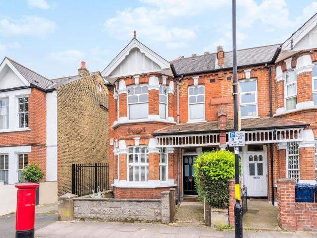 Valetta Road, Wendell Park, London, W3 2 bed flat to rent £2,250 pcm £519 pw