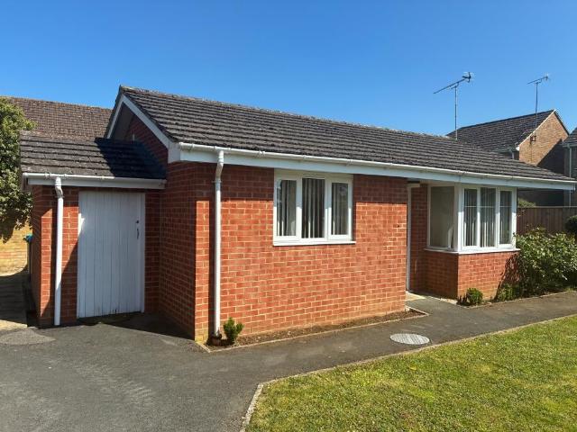 Valiant Court, Carterton OX18, 1 bed detached bungalow to rent, £1,100 pcm | PrimeLocation