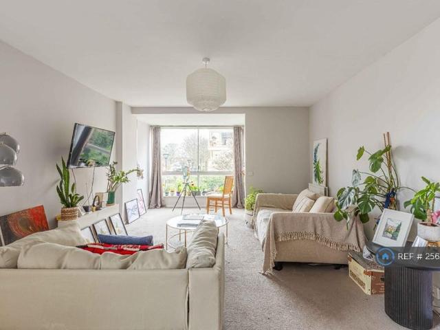 Valiant House, London, SW11 2 bed flat to rent £2,650 pcm £612 pw