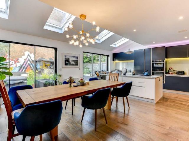Vallance Gardens Residence Holiday Home 5 bed detached house to rent £25,783 pcm £5,950 pw
