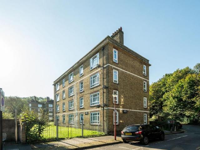 Valley Grove, Charlton, London, SE7 3 bed flat to rent £2,250 pcm £519 pw