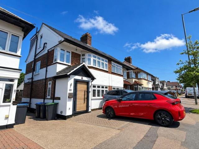 Valley Hill, Loughton, IG10 4 bed terraced house to rent £3,599 pcm £831 pw