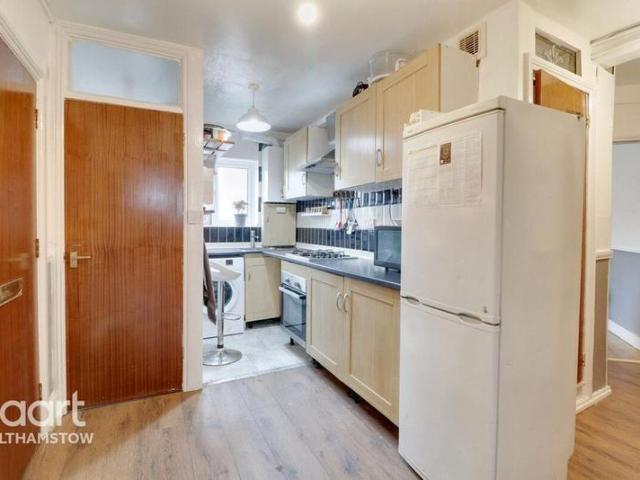Valley Side Parade, Chingford 2 bed apartment for sale £350.
