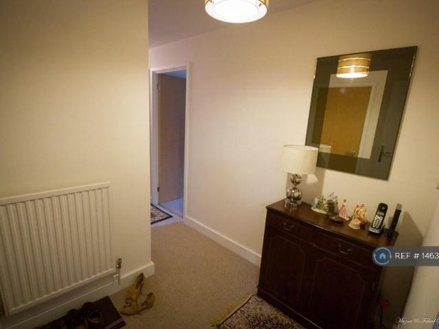 Valley Road, Uxbridge, UB10 2 bed flat to rent £1,750 pcm £404 pw