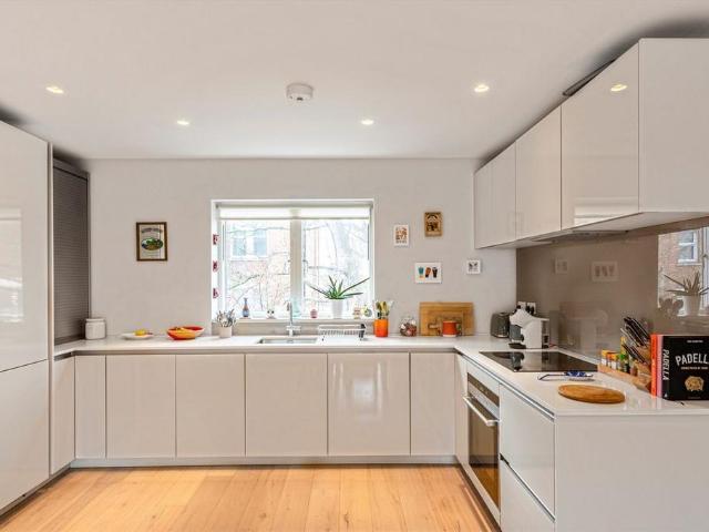 Valley Road, London SW16 2 bed flat to rent £2,150 pcm £496 pw