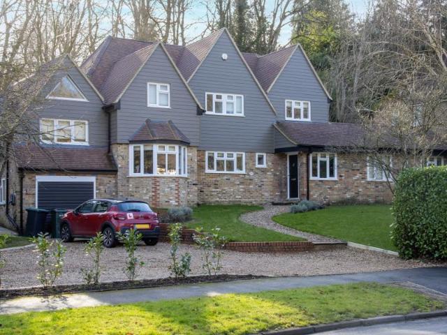 Valley Road, Rickmansworth WD3 4 bed detached house to rent £5,250 pcm £1,212 pw