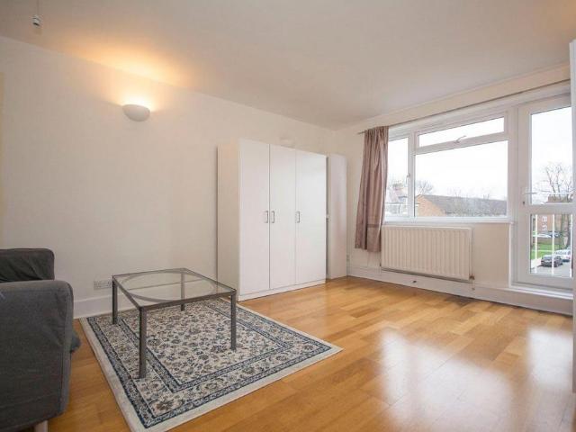 Valley Road, Streatham SW16 2 bed flat to rent £1,750 pcm £404 pw