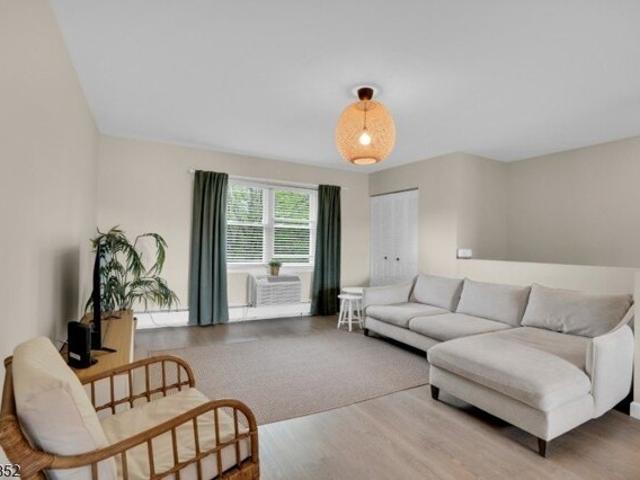 Valley Rd Apt B, Wayne, Condo For Sale