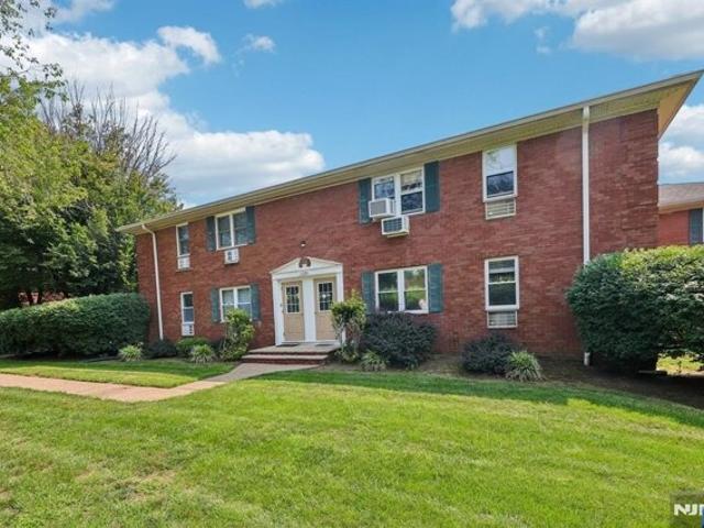 Valley Rd Apt B, Wayne, Condo For Sale