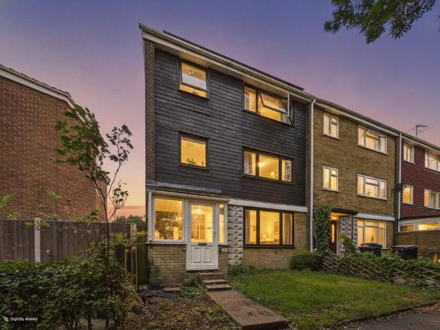Valleyside, Hemel Hempstead. 5 bed end of terrace house to rent £2,350 pcm £542 pw