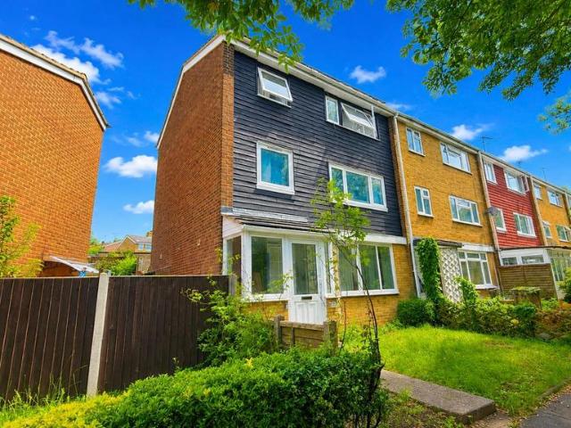 Valleyside, Hemel Hempstead HP1 5 bed house to rent £2,350 pcm £542 pw