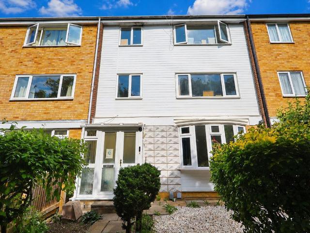 Valleyside, Hemel Hempstead HP1, 5 bed terraced house to rent, £2,350 pcm | PrimeLocation