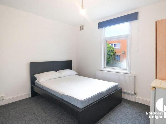 Valmar Road, London SE5 Studio to rent £1,550 pcm £358 pw