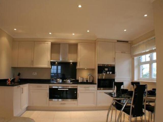Varley Drive, Twickenham, 2 Bedroom Flat