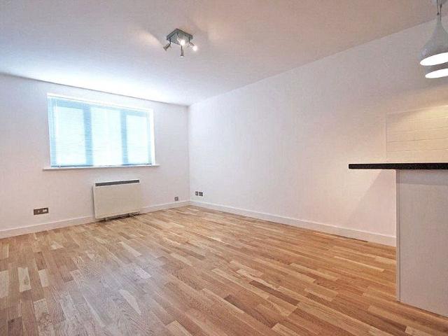 Varsity Drive, Twickenham, Middlesex, TW1