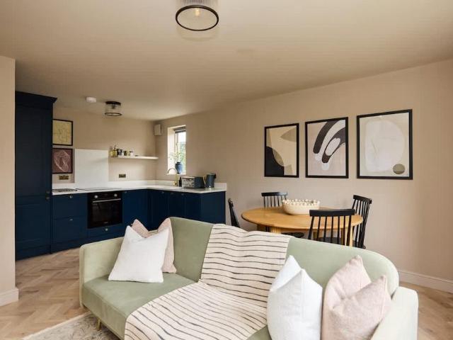 Varsity Drive, Twickenham, TW1 1 bed flat to rent £3,000 pcm £692 pw
