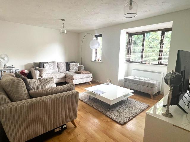 Varsity Drive, Twickenham TW1, 2 bed flat to rent, £1,700 pcm | PrimeLocation