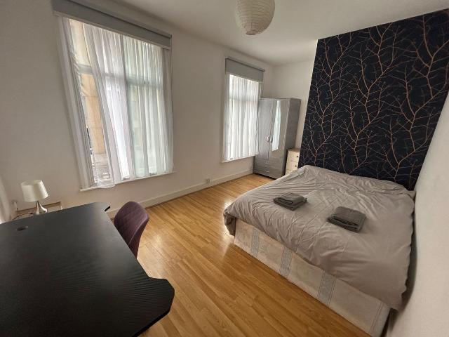 Vauxhall Bridge Road, London SW1V, 4 bed flat to rent, £3,950 pcm | PrimeLocation