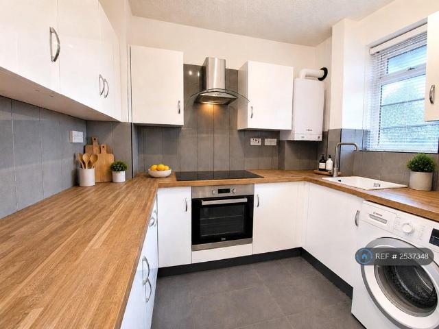 Vaughan House, London, SW4 4 bed flat to rent £4,200 pcm £969 pw