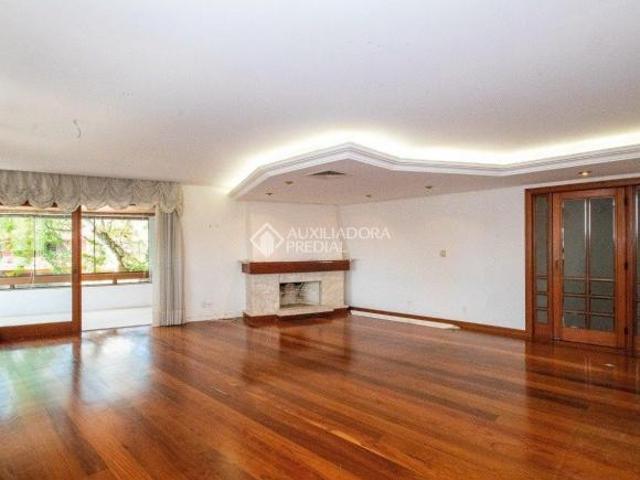 Vem morar aqui neste belo apartamento desocupado e semi mobiliado, com incríveis 263m² privados