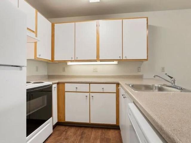 Ventura Park Plaza Apartments 2 Bedroom Apartment for Rent at 12110 E Burnside St, Portland, OR 97216 Hazelwood