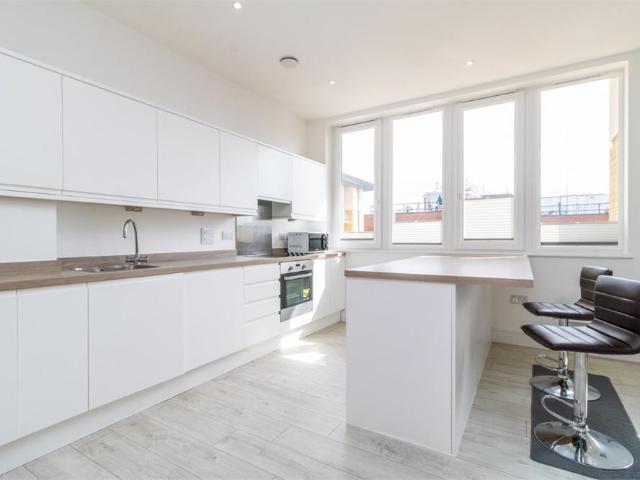 Venture House, STAINES UPON THAMES, TW18 2 bed apartment to rent £1,770 pcm £408 pw