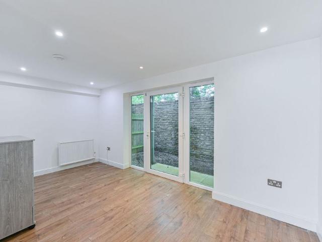 Venus Mews, Mitcham, CR4 1 bed flat to rent £1,600 pcm £369 pw