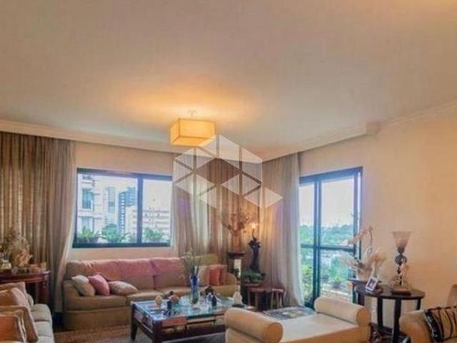 VENDA Apartamento de 222m² com 3 suítes e 3 vagas em Moema, próximo do metrô