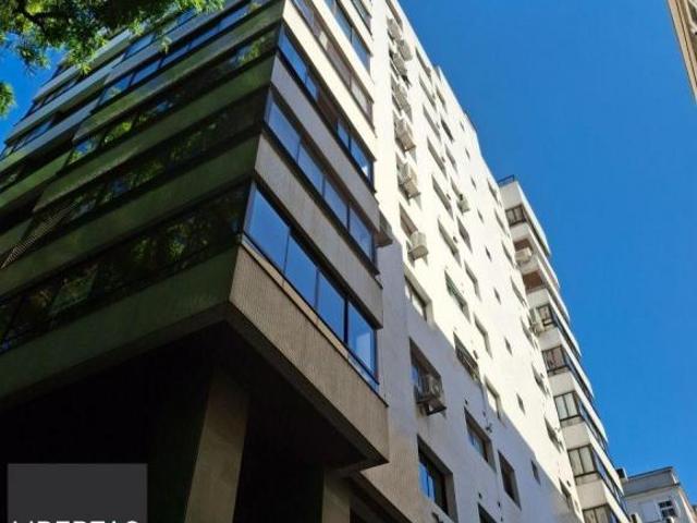VENDA apartamento de 3 dormitórios, no bairro Moinhos de Vento, com 158 m² de ár