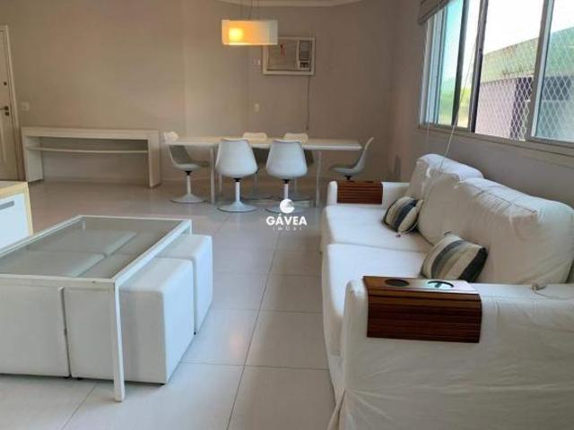 Venda apartamento na praia de Enseada, 3 dormitórios, 3 suítes, 300 metros da praia