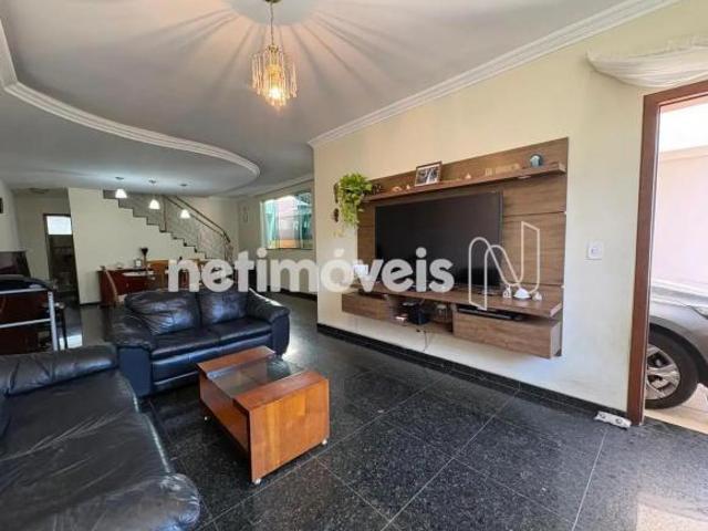 Casa geminada com entrada individual à venda no Castelo