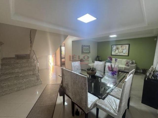 VENDA | Casa, com 4 dormitórios em JARDIM SANTA HELENA, MARINGA