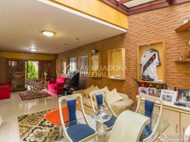 Venda Casa com 3 Quartos, 1 suite e 2 Vagas de Garagem no Bairro Azenha/Medianeira