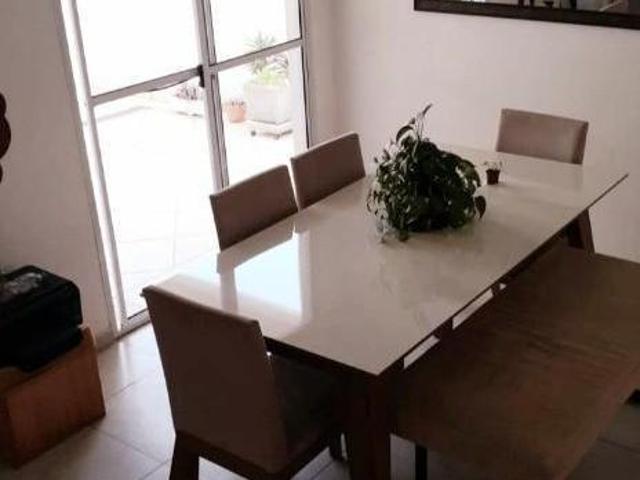 VENDA CASA EM CONDOMÍNIO, 3 DORMITÓRIOS, ARMARIOS, LAVABO, QUINTAL AMPLO COM GRAMA E CHURRASQUEIRA