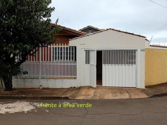 Venda: Casa em condomínio de frente a área verde com árvores