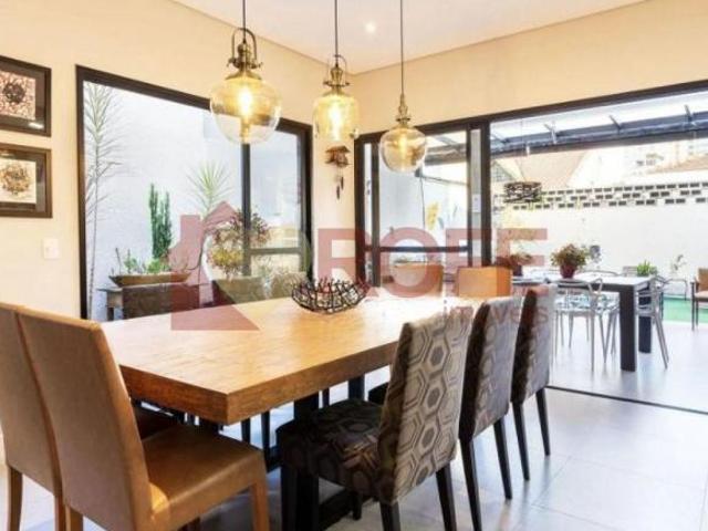 Venda | Casa em excelente rua de Moema | 250m², 3 suítes e 4 vagas | Alto padrão residencial