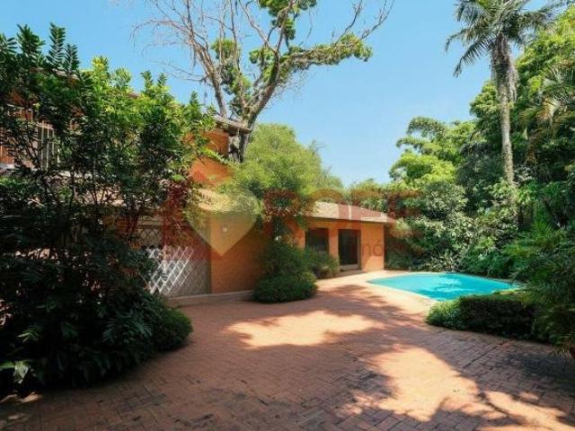 Venda Casa em Rua Fechada | 1060m², 4 Suítes, 8 Vagas | Jardim Luzitânia