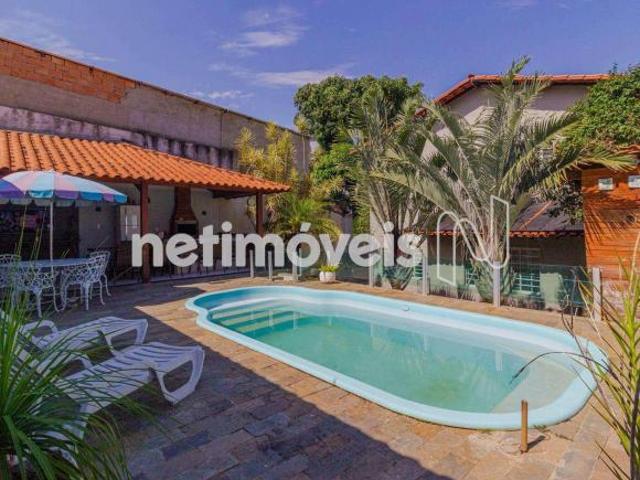 Casa à Venda com 4 Quartos, Piscina e Espaço Gourmet