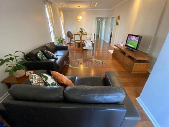 Venda de apartamento com 3 quartos a duas quadras da Praia do Embaré em Santos / SP