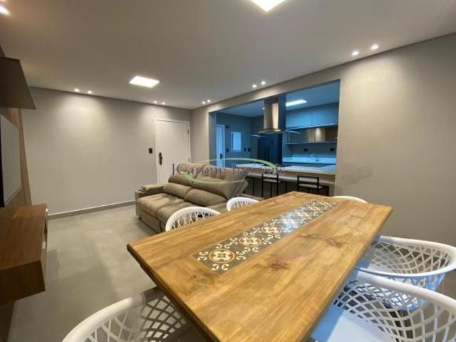 Venda de apartamento com 3 suítes, reformado e mobiliado e 1 vaga demarcada na Ponta da Praia em San