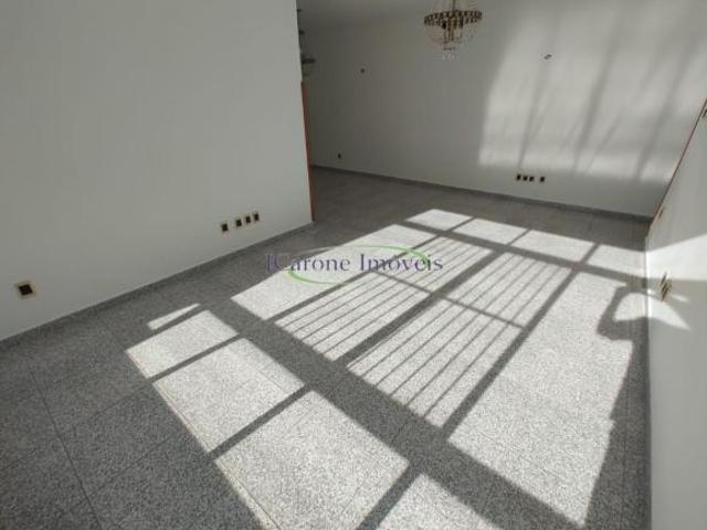 Venda de apartamento com 145m²,3 quartos, vaga demarcada a 1 quadra da Praia do Embaré em Santos