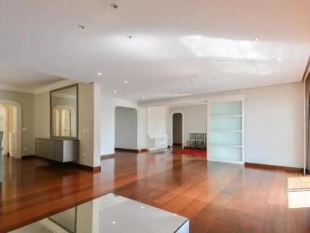 Venda de Apartamento na Aclimação com 195m, 3 dormitórios sendo 2 suítes, 5 banheiros, sala para 3 l