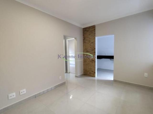 Venda de apartamento reformado em excelente localização a 50 metros da Praia do Gonzaga em Santos /